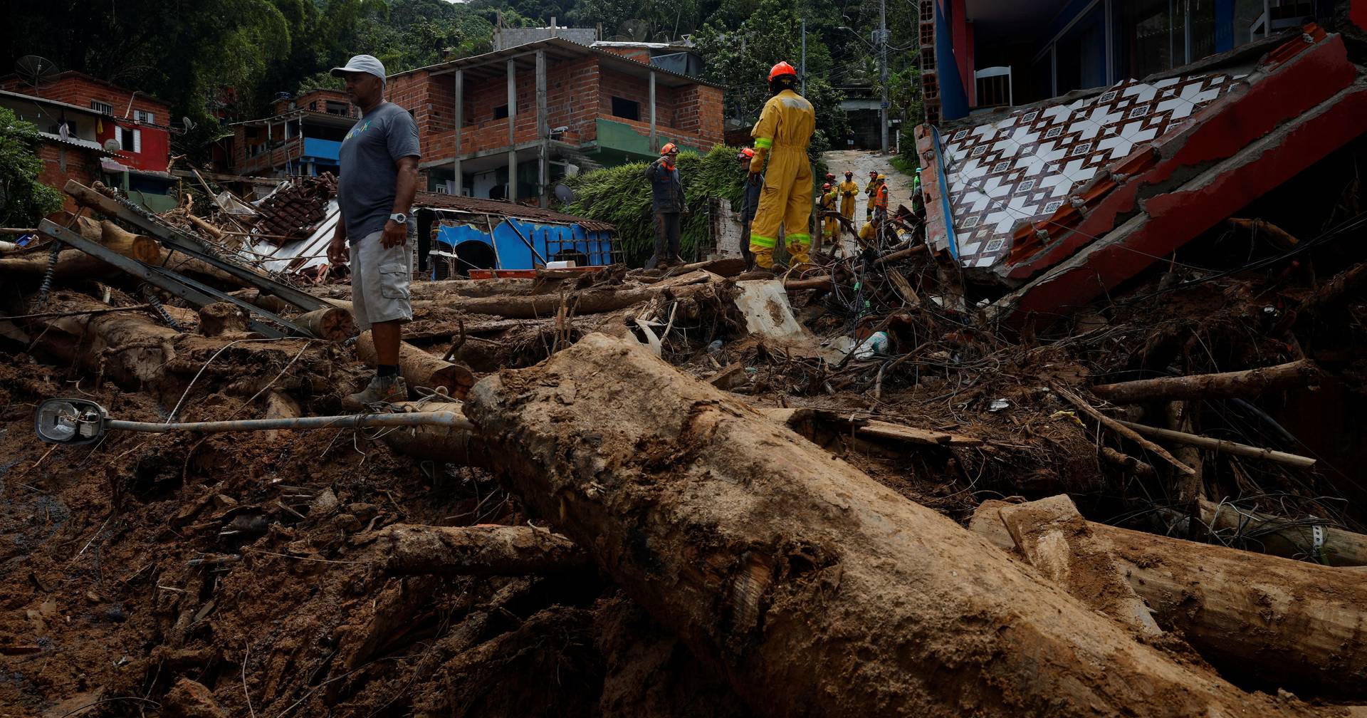 Cheias no Brasil: "Estamos à procura da minha mãe debaixo da lama ...