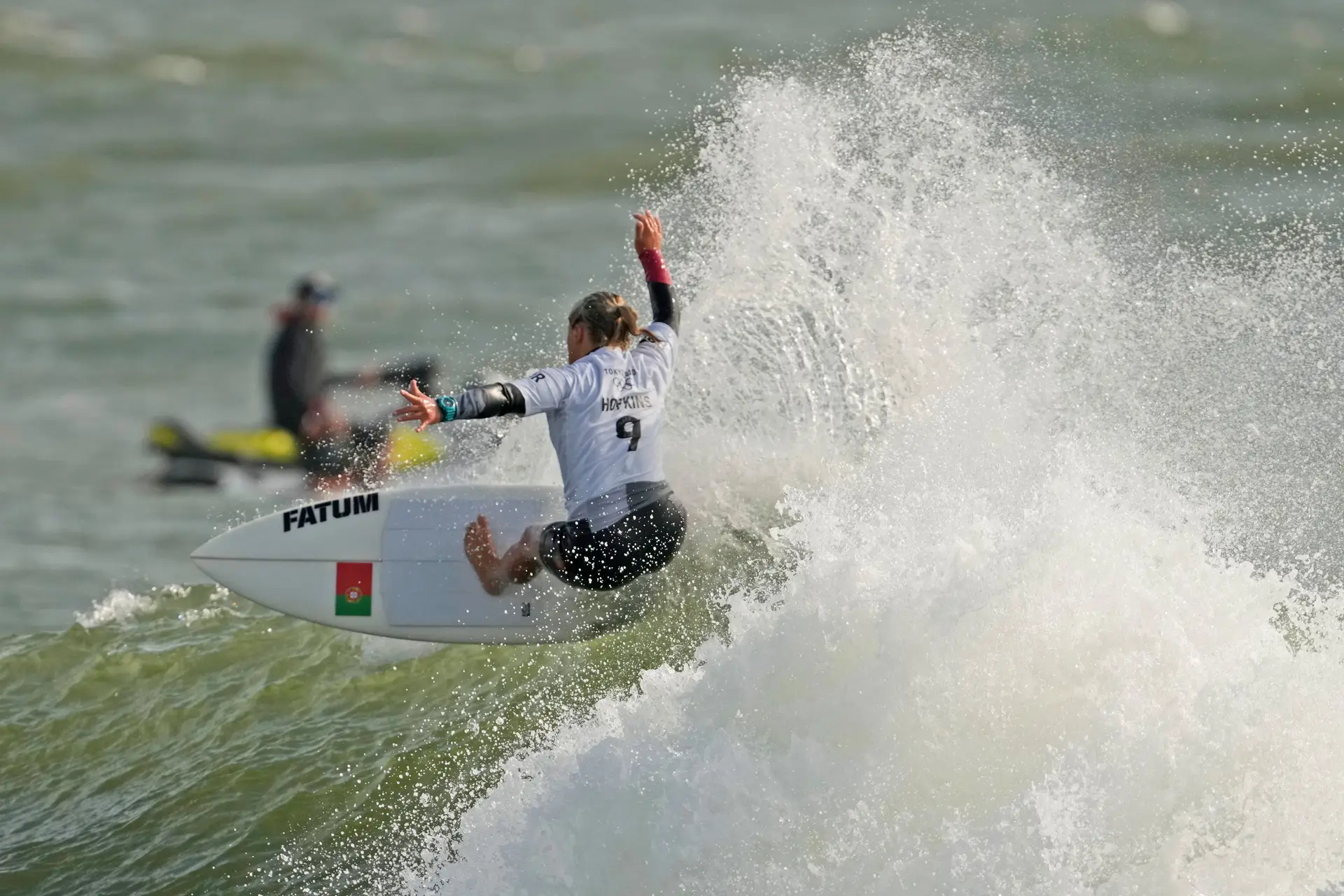 Surfista portuguesa Yolanda Hopkins assegura título europeu - SIC Notícias