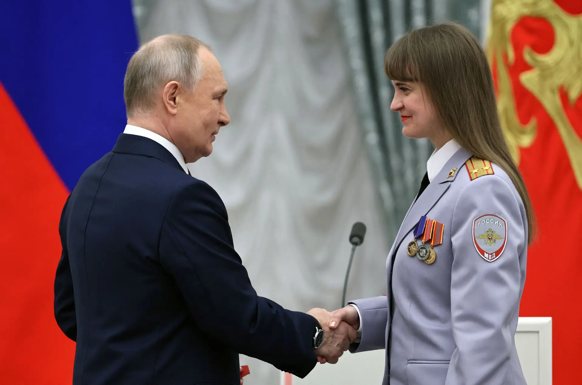 Putin homenageia mulheres russas que servem na guerra - SIC Notícias