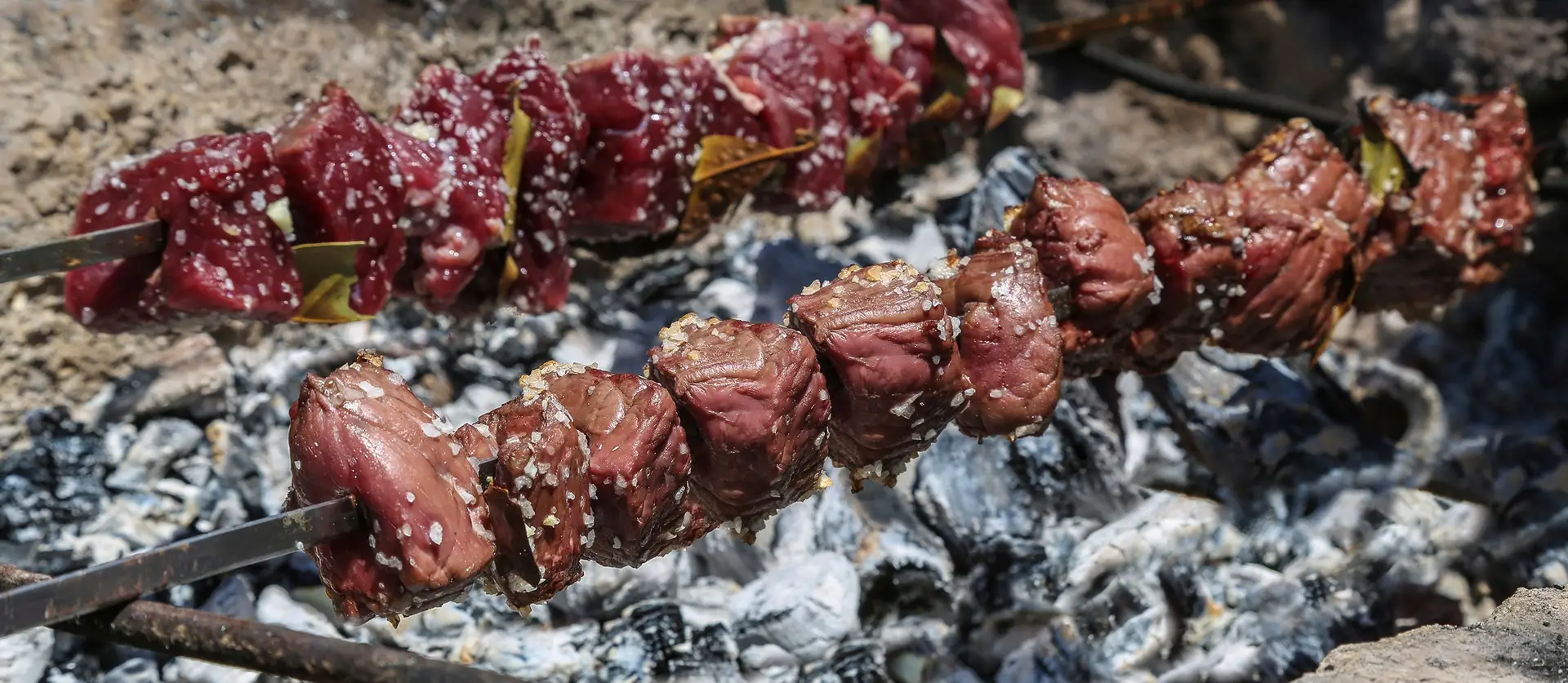 Prato do Dia: espetada em pau de louro, um dos ex-líbris da gastronomia ...