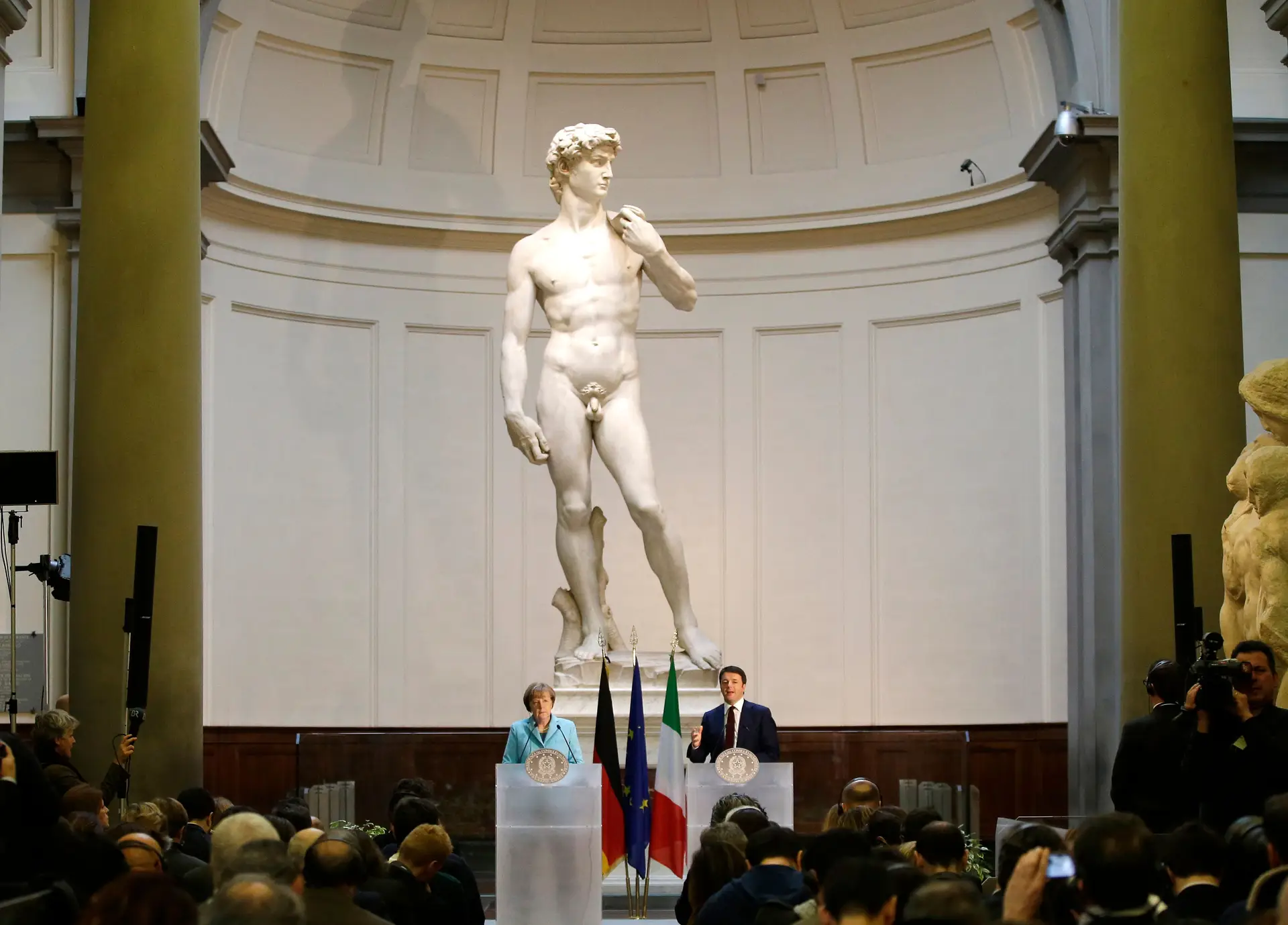 Obra de Michelangelo é "pornografia"? A famosa estátua levou a uma demissão - SIC Notícias