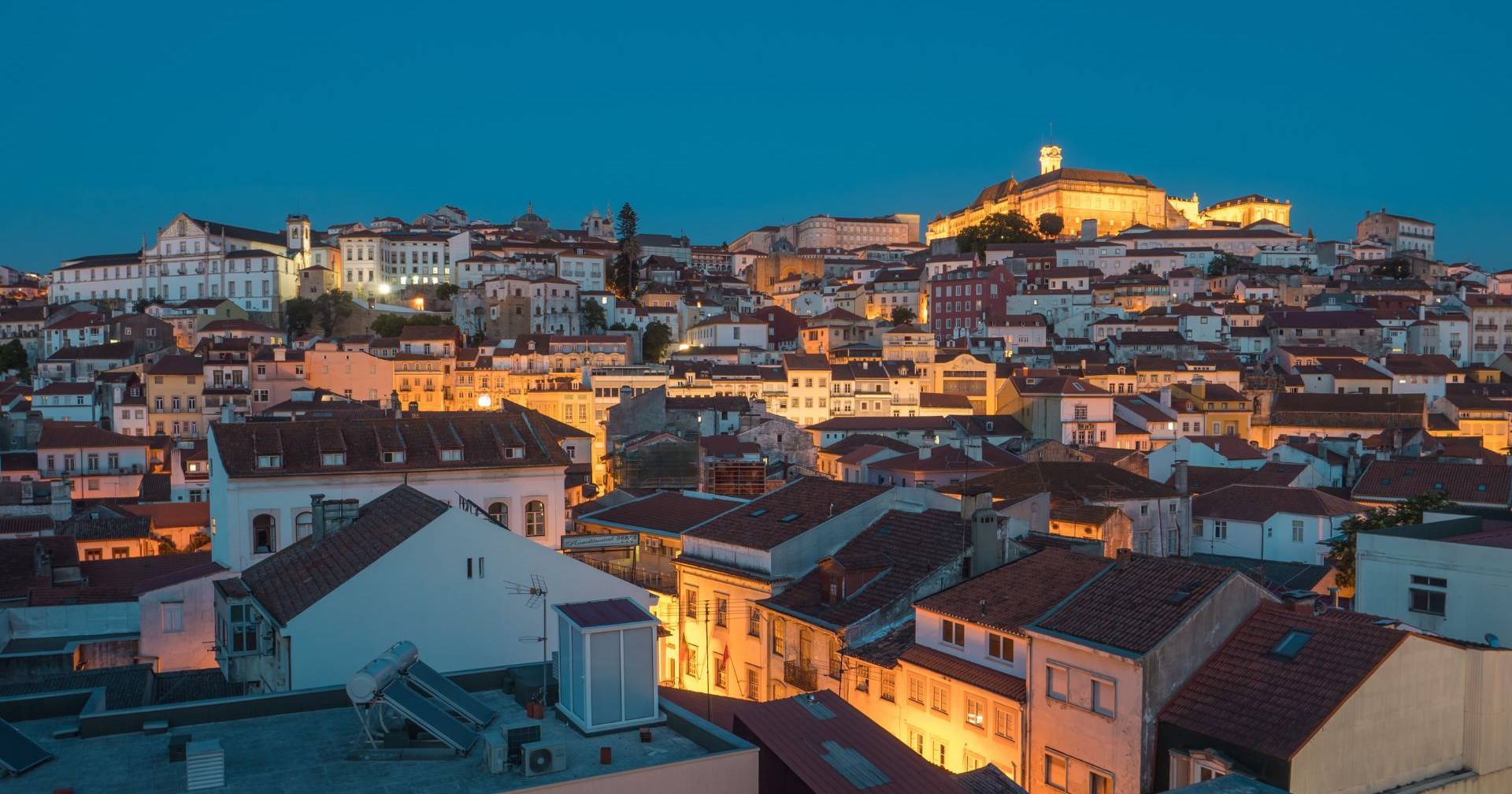 Quer reviver a vida académica de Coimbra? Já há exposição - SIC Notícias