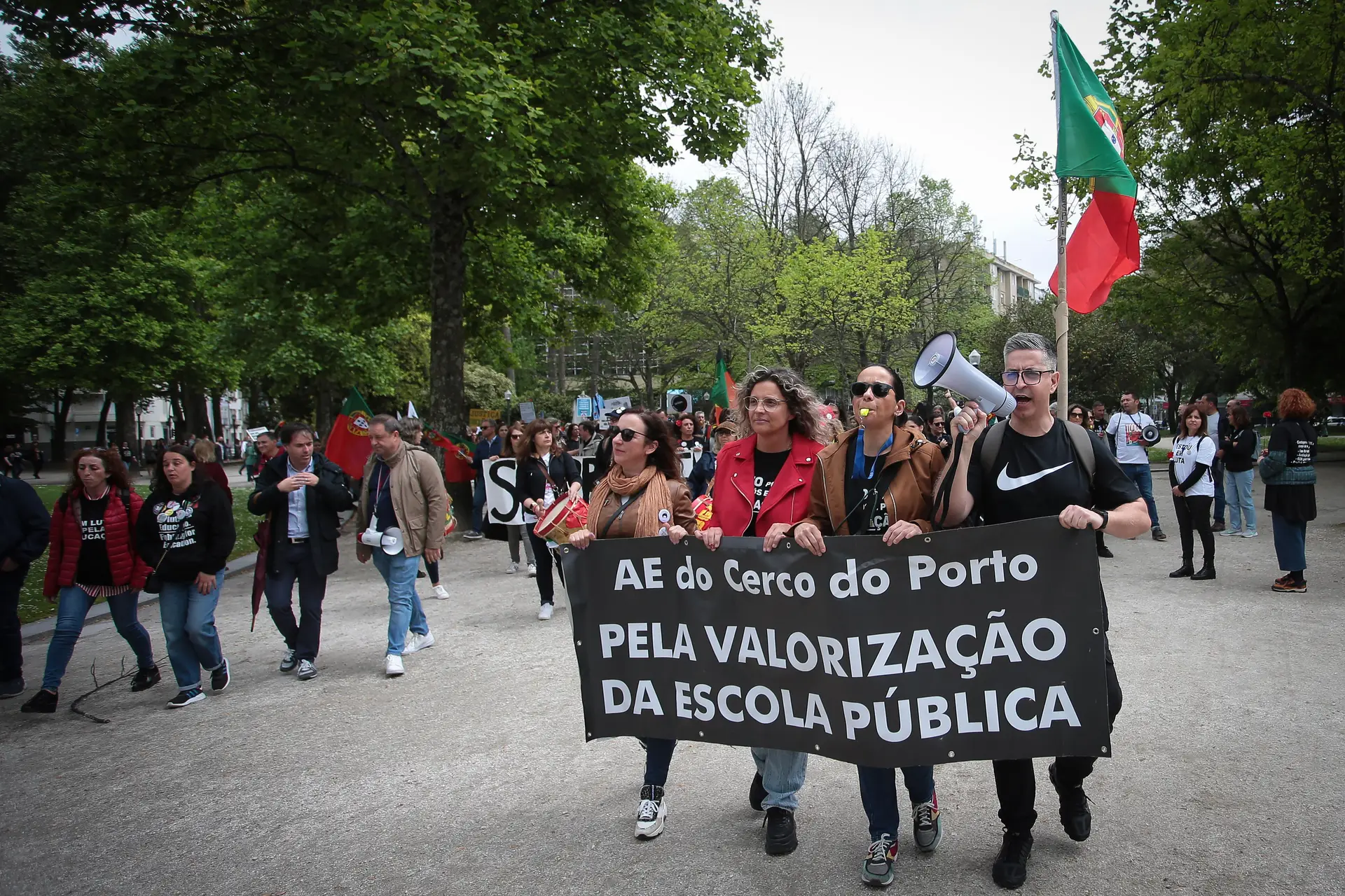 Milhares de profissionais de vários setores juntam-se em protesto no ...