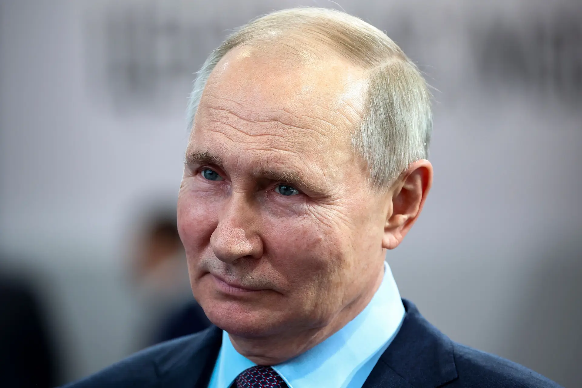Criaram Uma Aberração Mulher Condenada Por Deixar Mensagem No Túmulo Dos Pais De Putin Sic