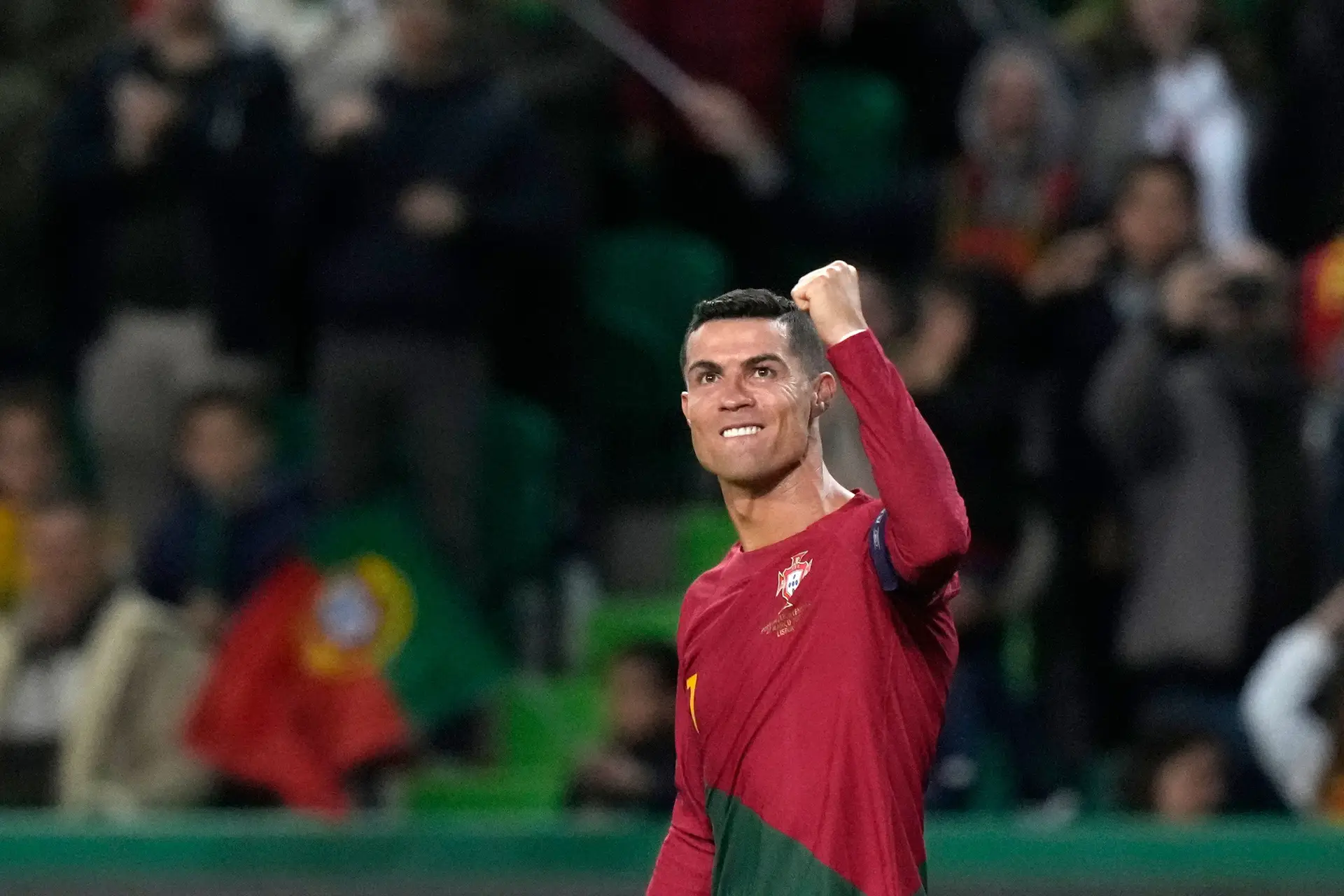 Cristiano Ronaldo estreou-se pela seleção nacional há 20 anos - SIC ...