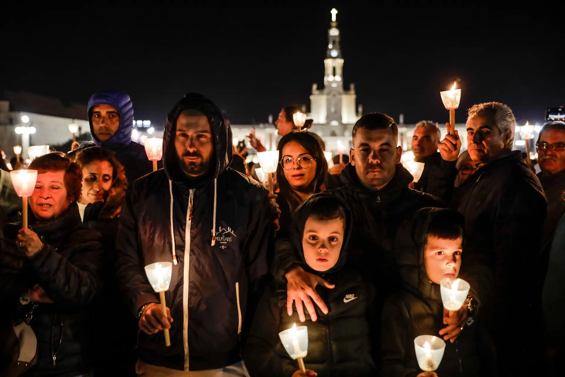 Mais de 200 mil pessoas na procissão das velas no Santuário de Fátima ...