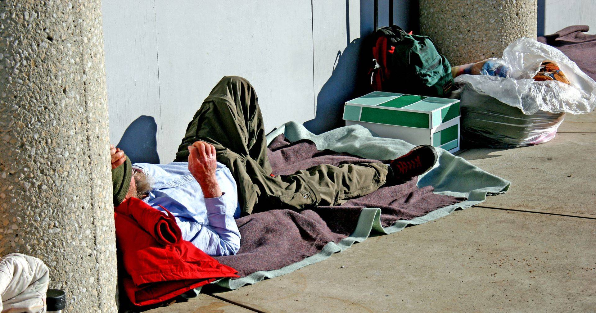 Instituições alertam para o número de sem-abrigo em Portugal - SIC Notícias