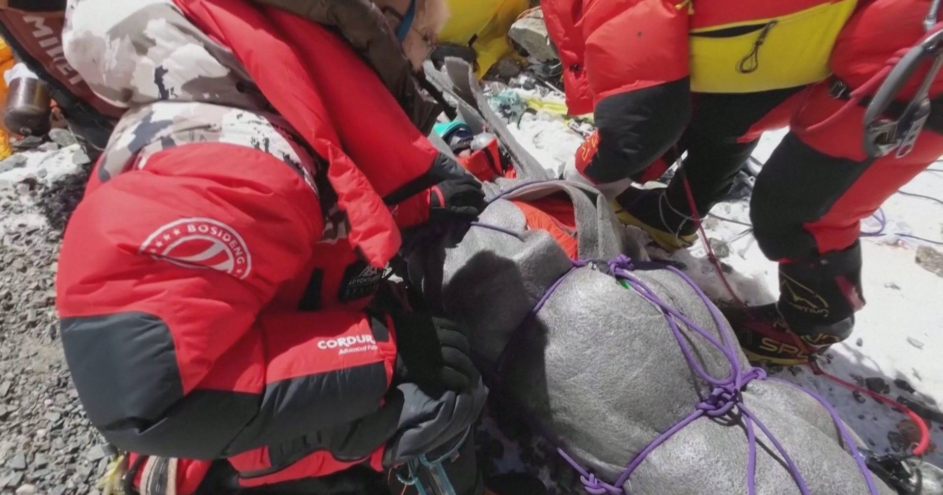 Um raro resgate na "zona da morte" do Evereste - SIC Notícias