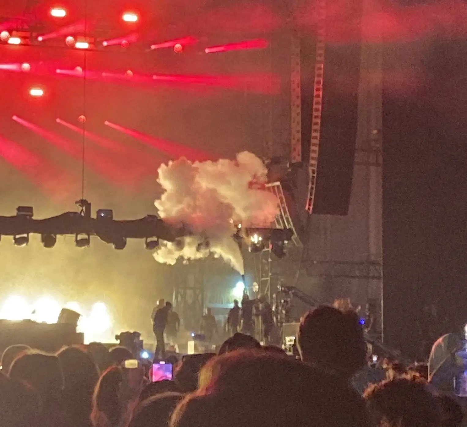 Incêndio deflagra durante concerto de Skrillex em Barcelona - SIC Notícias