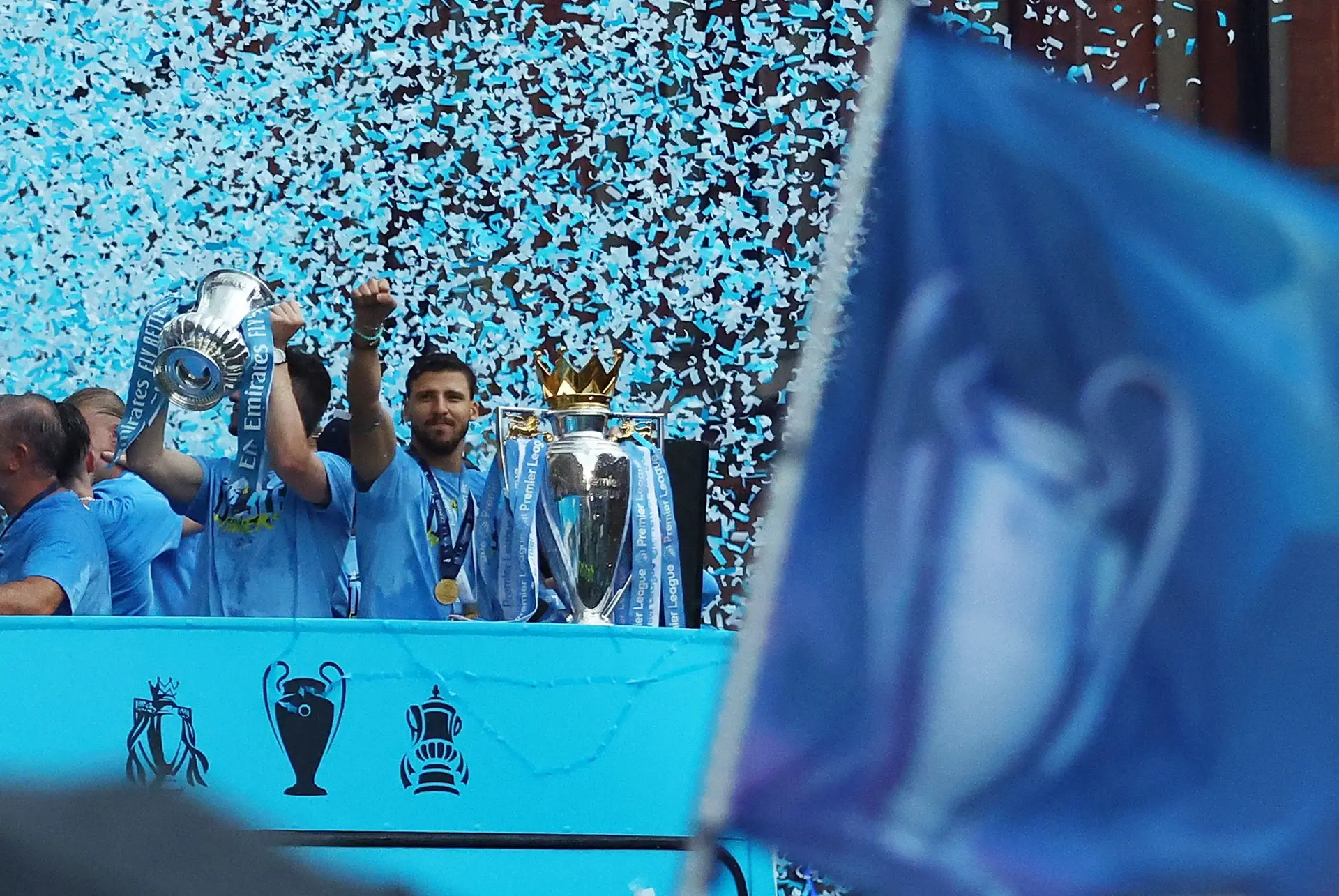 A festa do Manchester City: três troféus, ruas cheias e jogadores em ...
