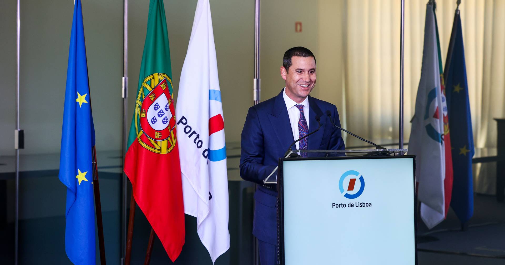 Galamba garante que não mentiu e fala em "desespero" da oposição - SIC ...