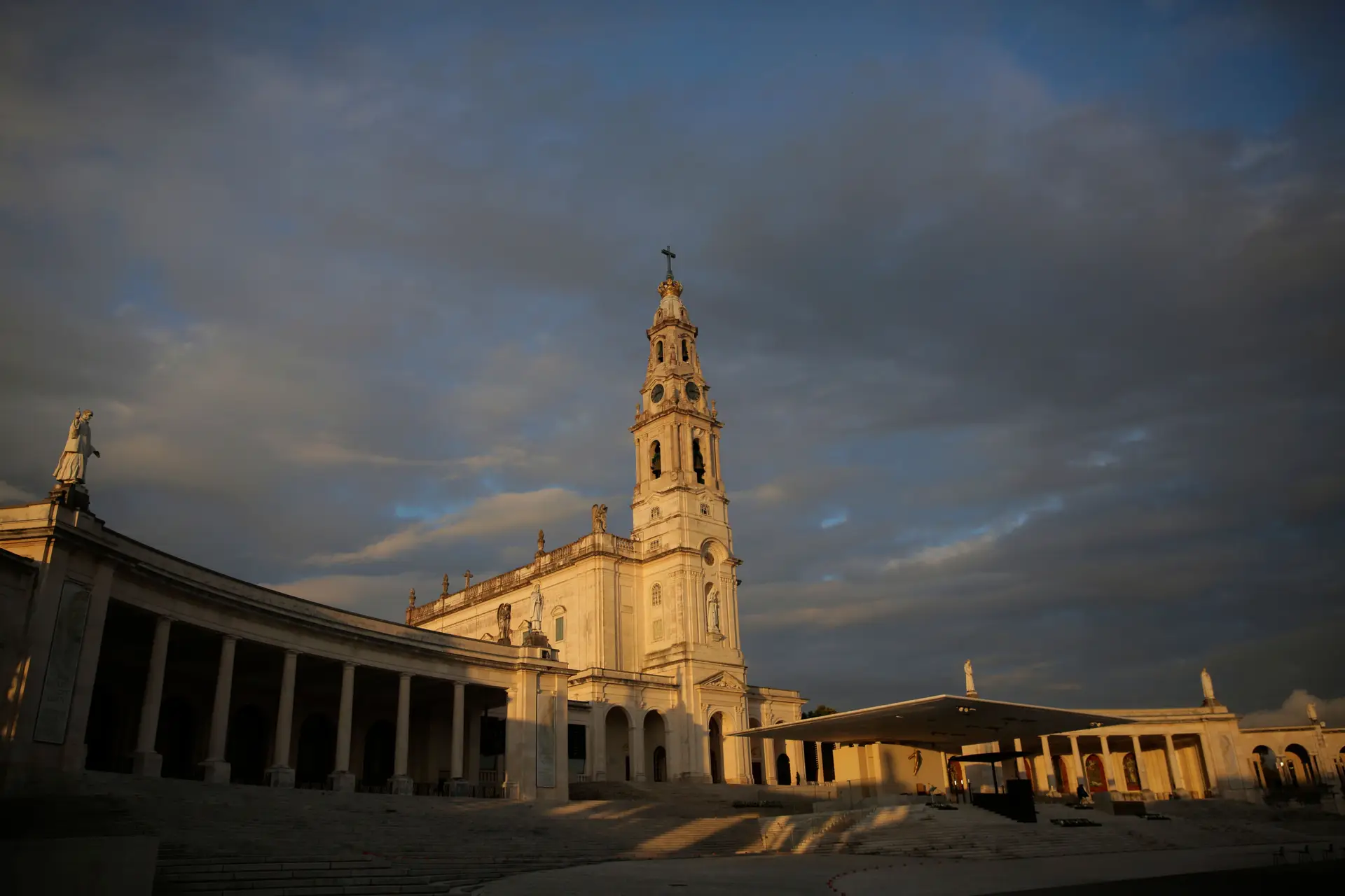 Santuário De Fátima Recebe Milhares De Fiéis Para Cerimónias Finais Da