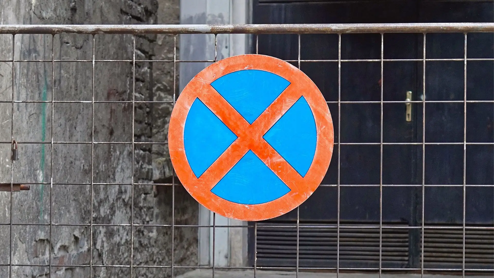 Posso ser multado se estacionar num sítio sem sinal de proibição? - SIC ...