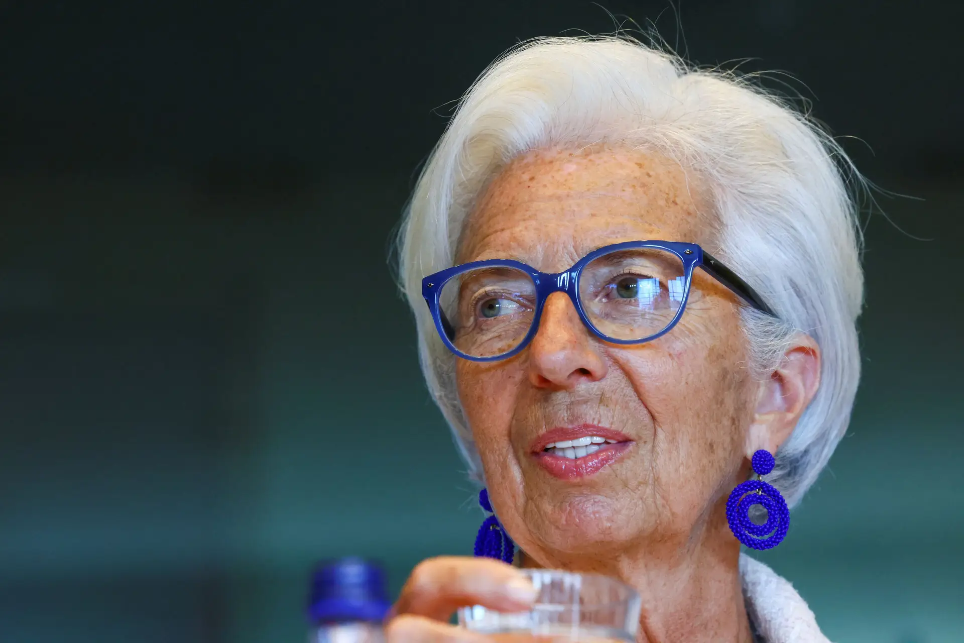 Lagarde recebe mais de 400 mil euros anuais? - SIC Notícias