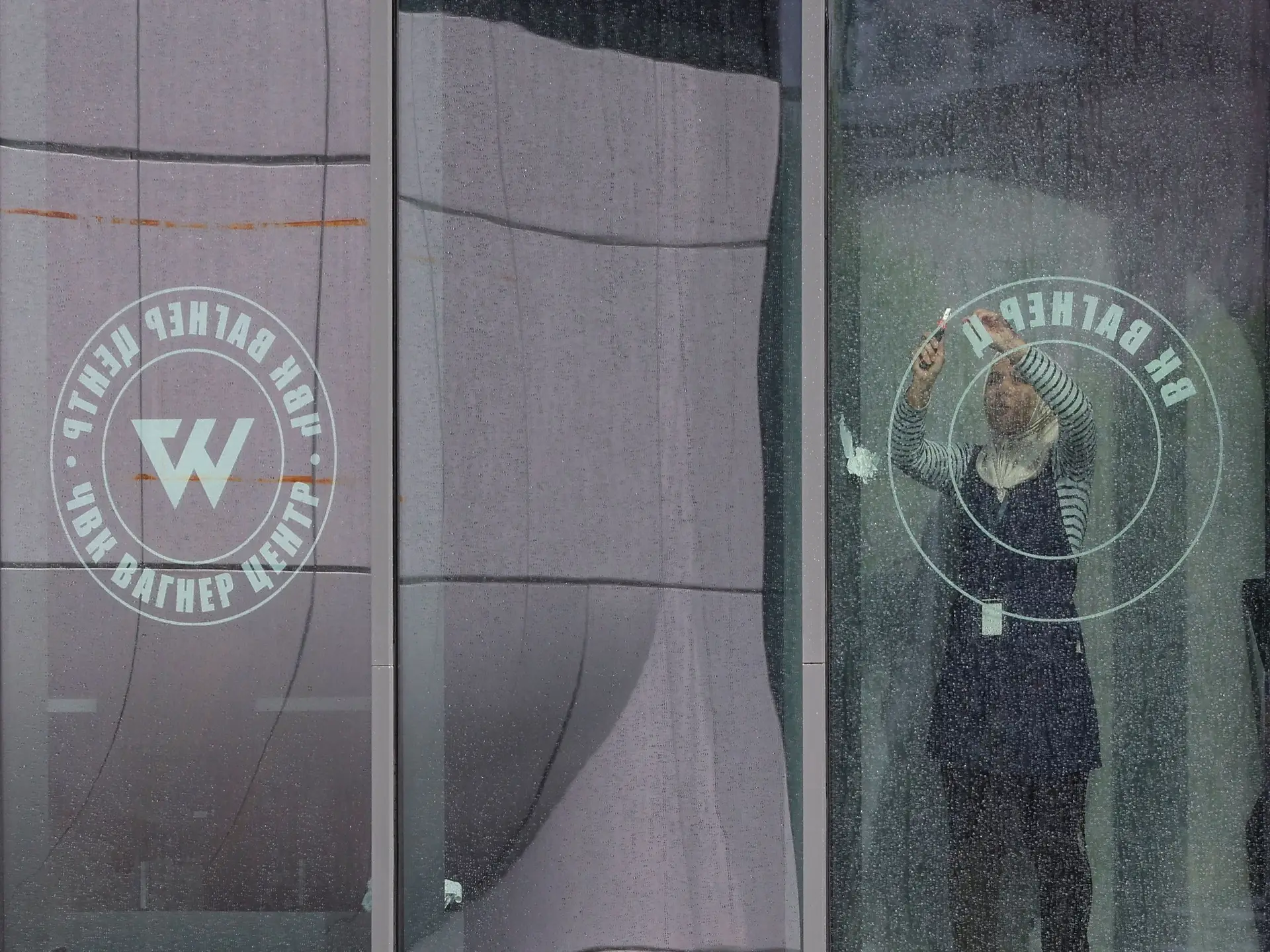 Emblemas do Grupo Wagner retirados da sede em São Petersburgo - SIC ...