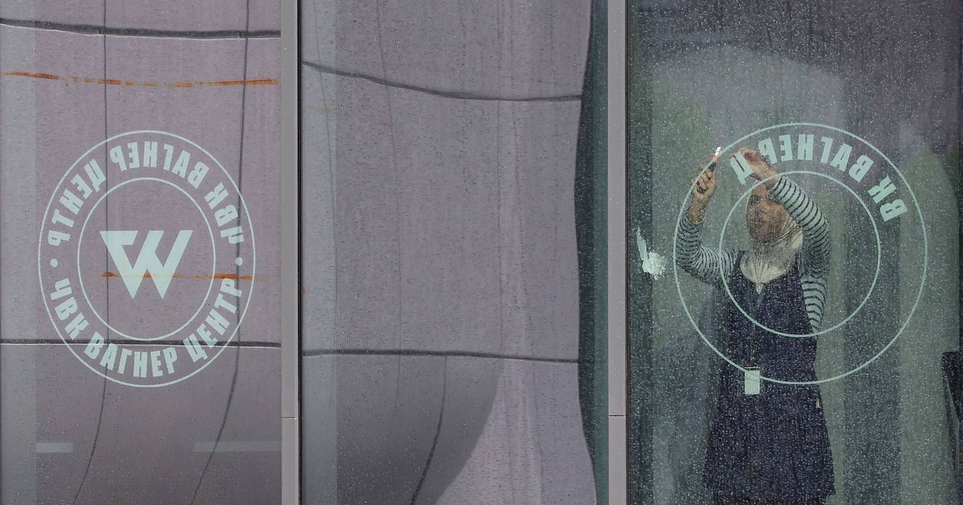 Emblemas do Grupo Wagner retirados da sede em São Petersburgo - SIC ...