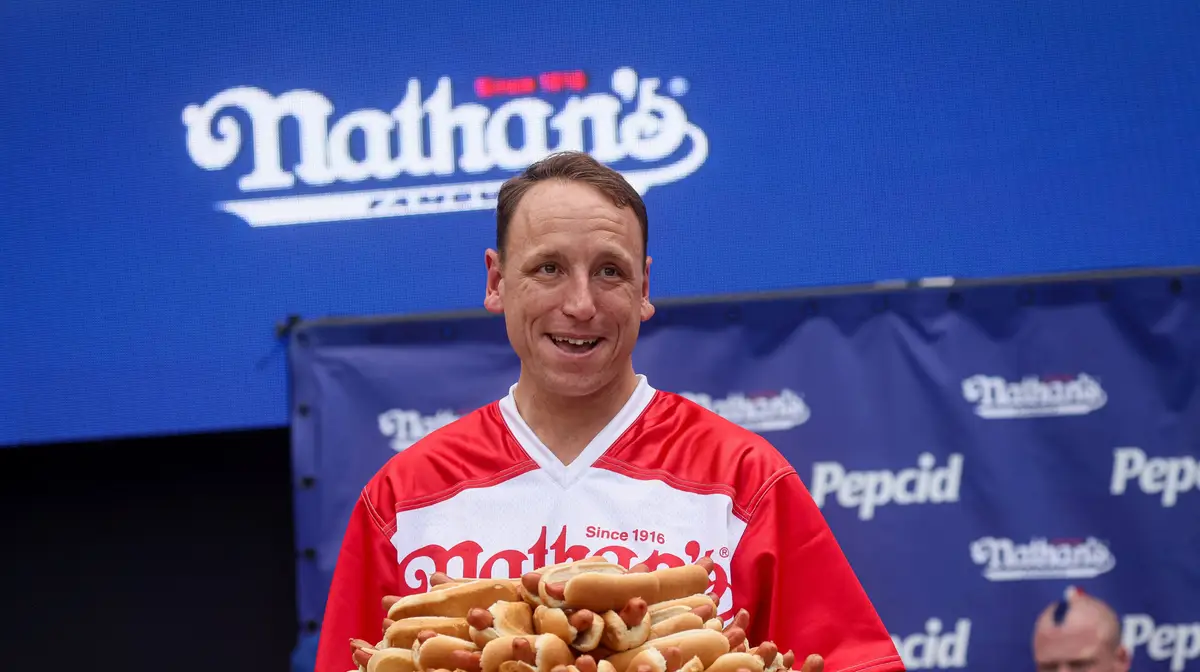 Comer 62 cachorros em 10 minutos? Joey Chestnut volta a vencer concurso ...