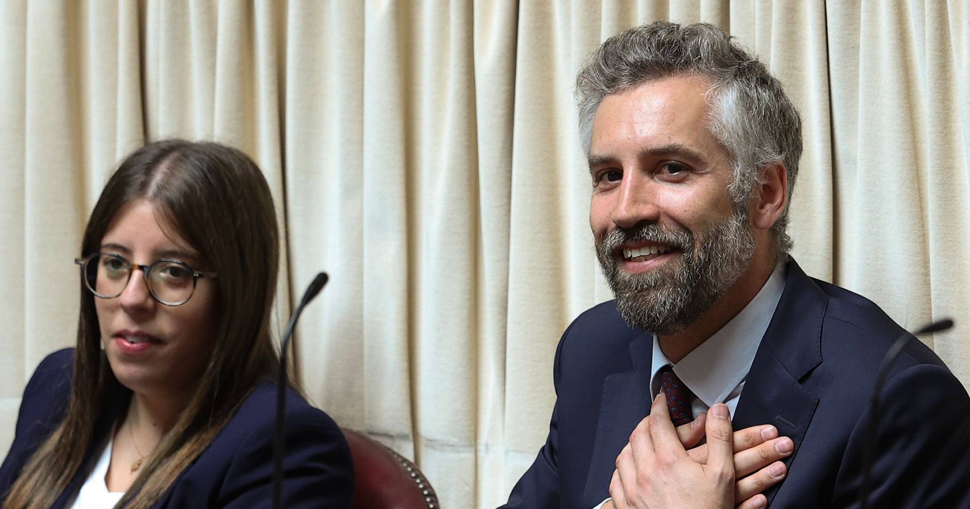 Pedro Nuno Santos assume lugar na primeira fila do Parlamento - SIC ...