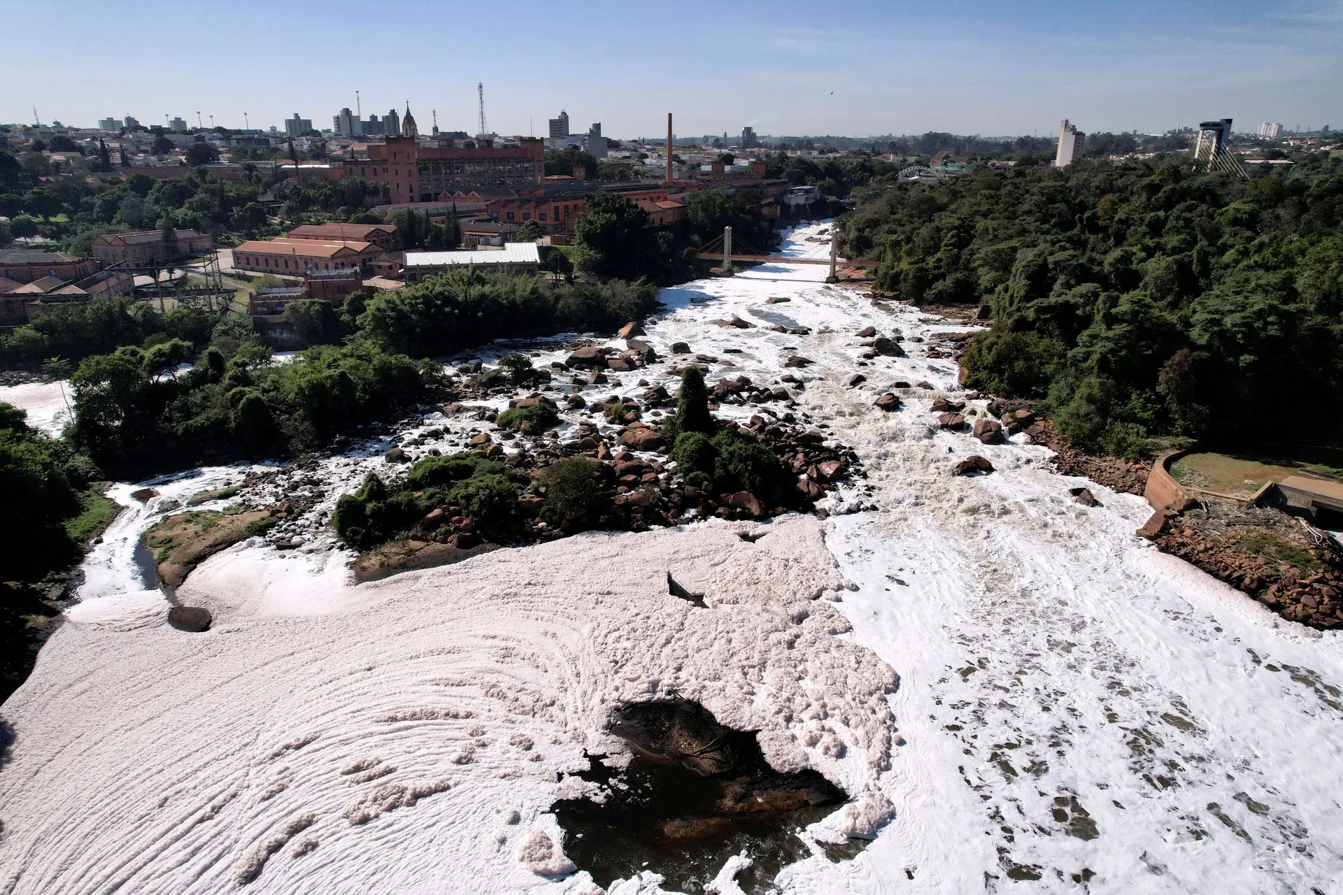 Poluição afeta maior rio de São Paulo - SIC Notícias