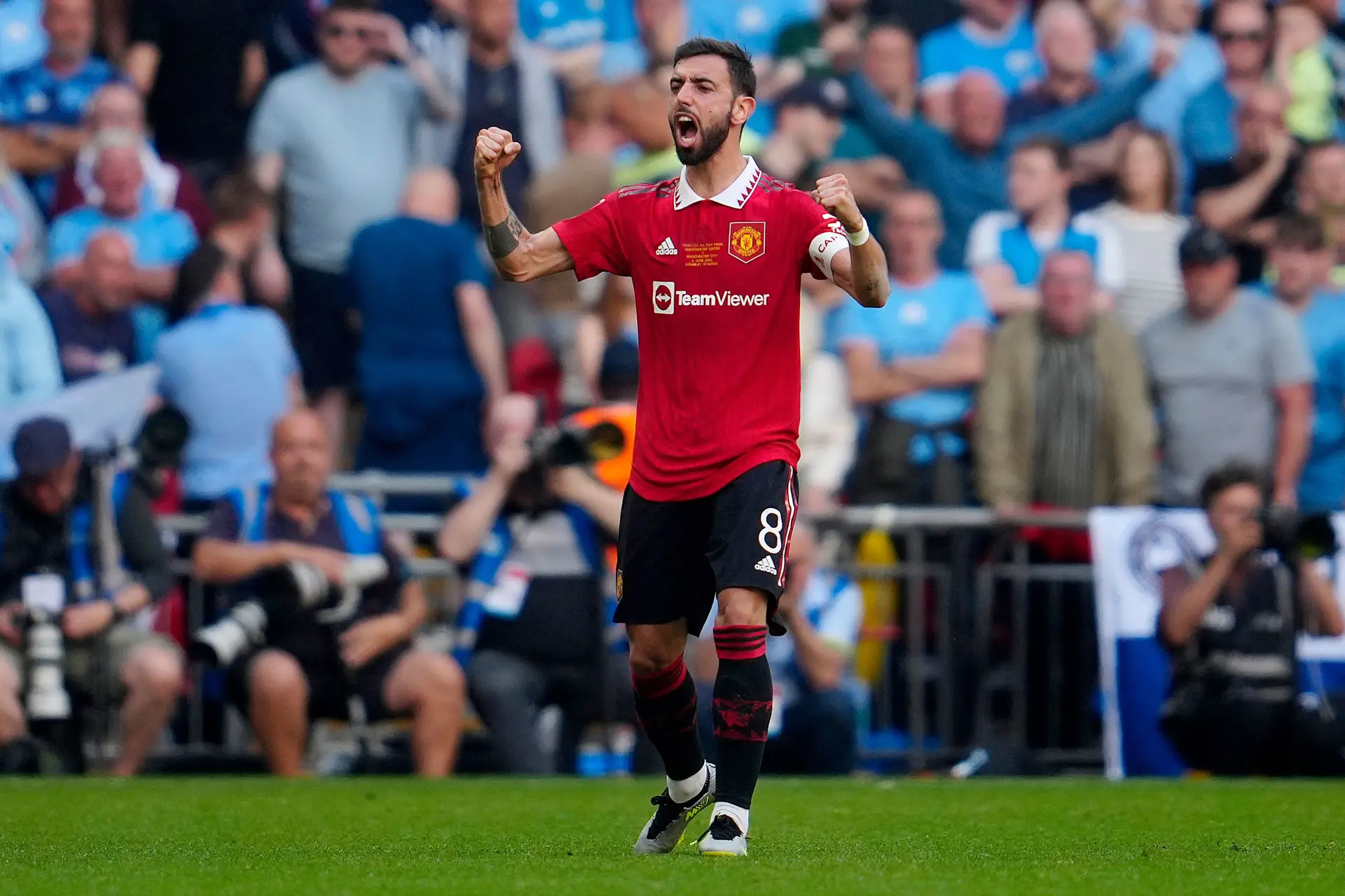 Bruno Fernandes é oficialmente o novo capitão do Manchester United ...