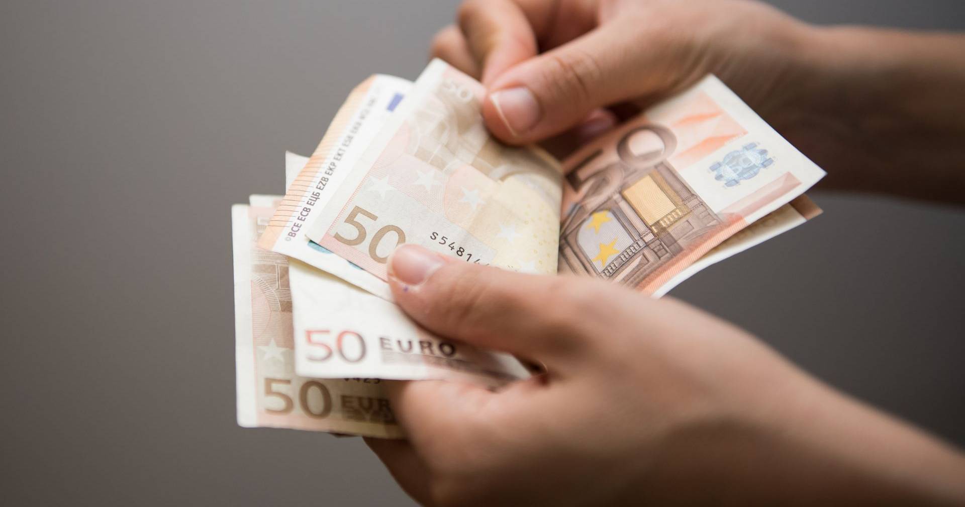 Salário mínimo vai mesmo subir para 820 euros em 2024 - SIC Notícias