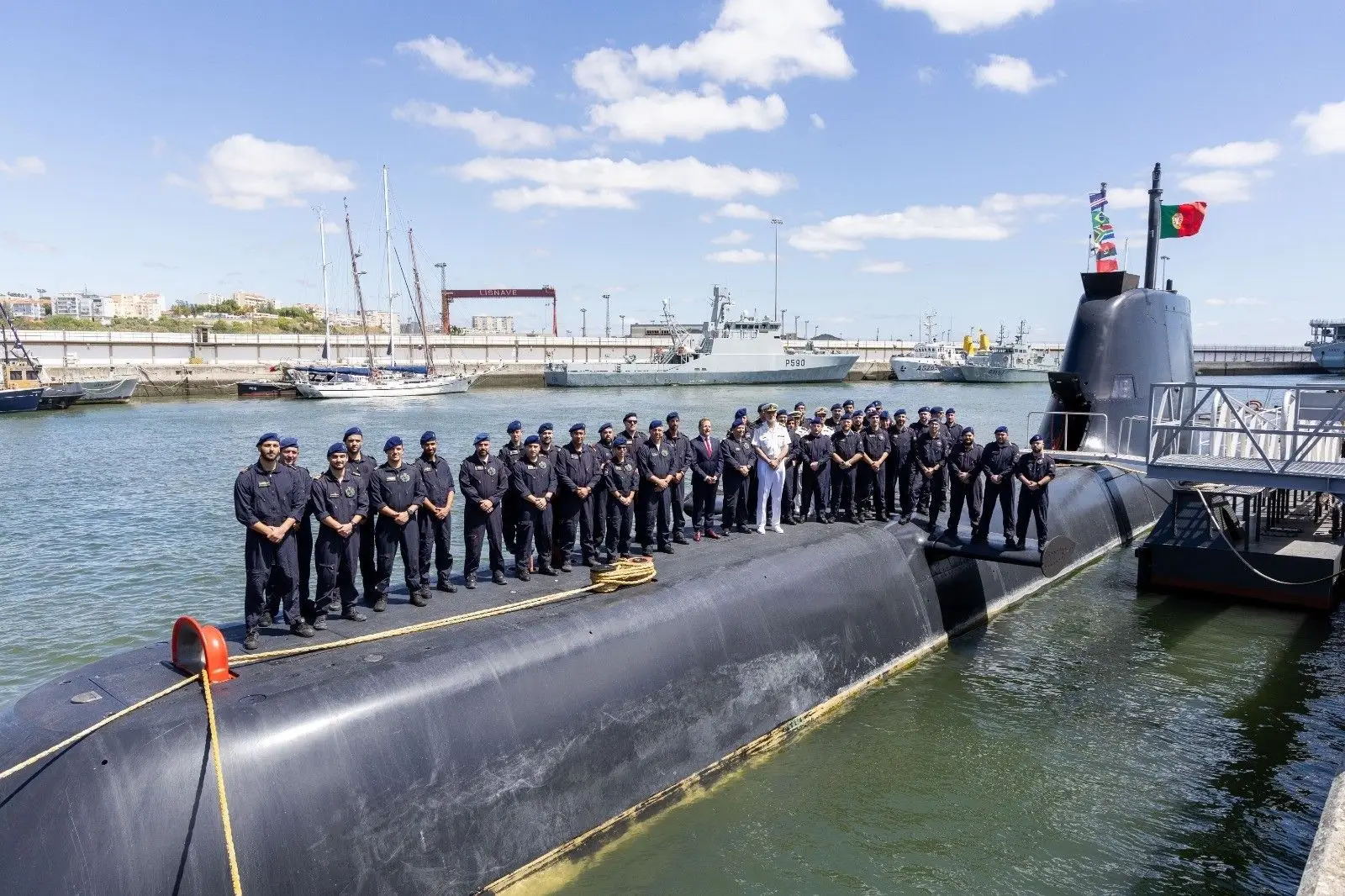Submarino português regressa a Portugal após três meses de missão no ...