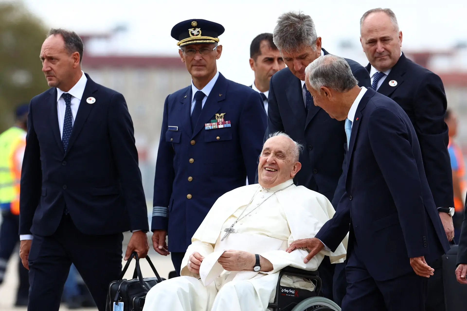 Marcelo recebe Papa Francisco efusivamente na chegada a Lisboa - SIC ...