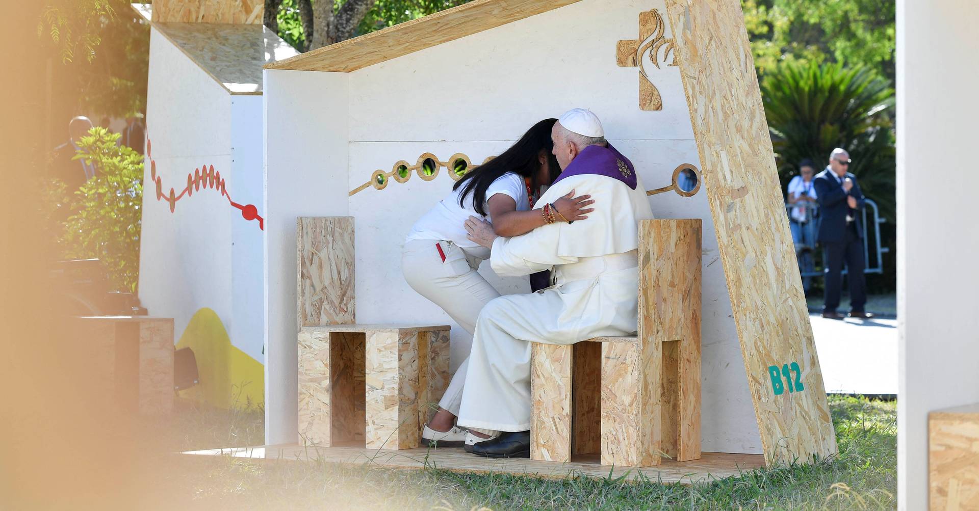 Papa confessa três jovens no Parque do Perdão - SIC Notícias