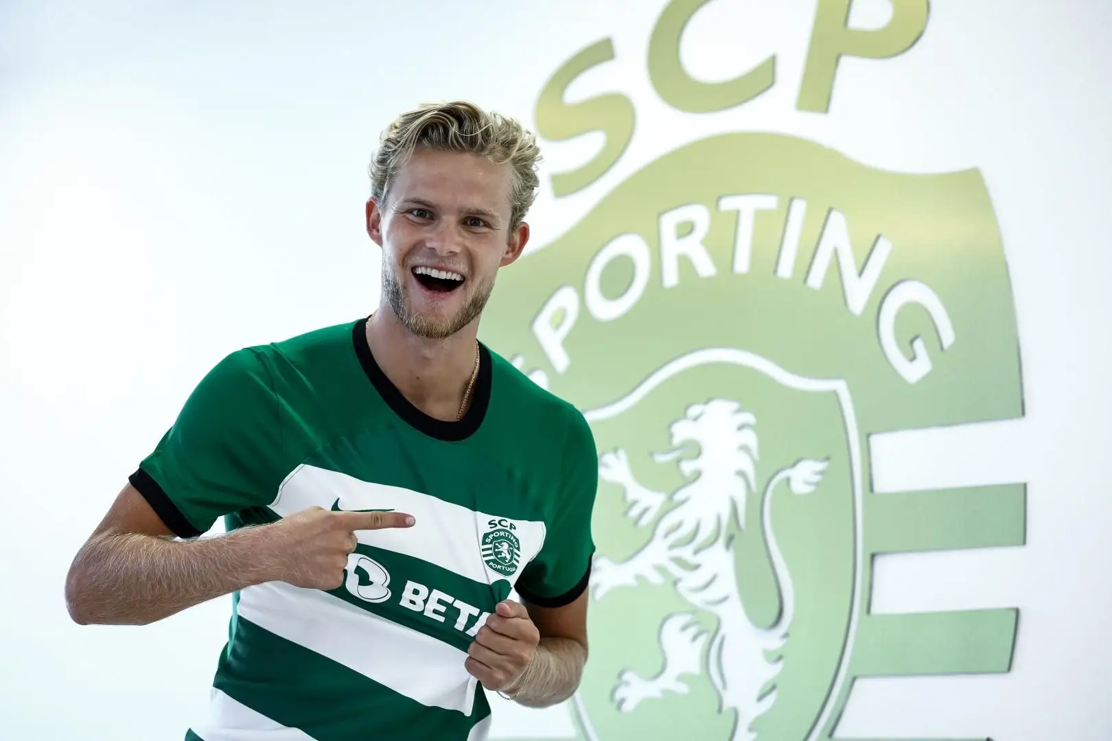 É oficial: dinamarquês Morten Hjulmand apresentado no Sporting - SIC ...