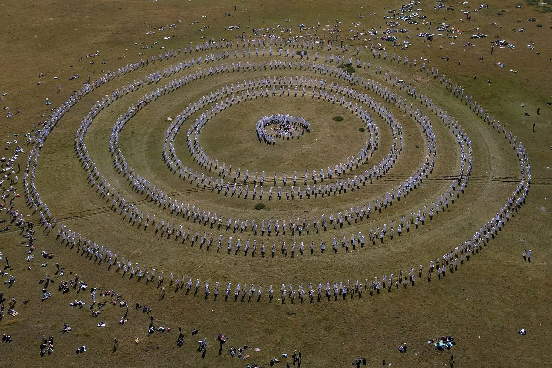 Milhares de fiéis da Universal White Brotherhood celebram ano novo na ...