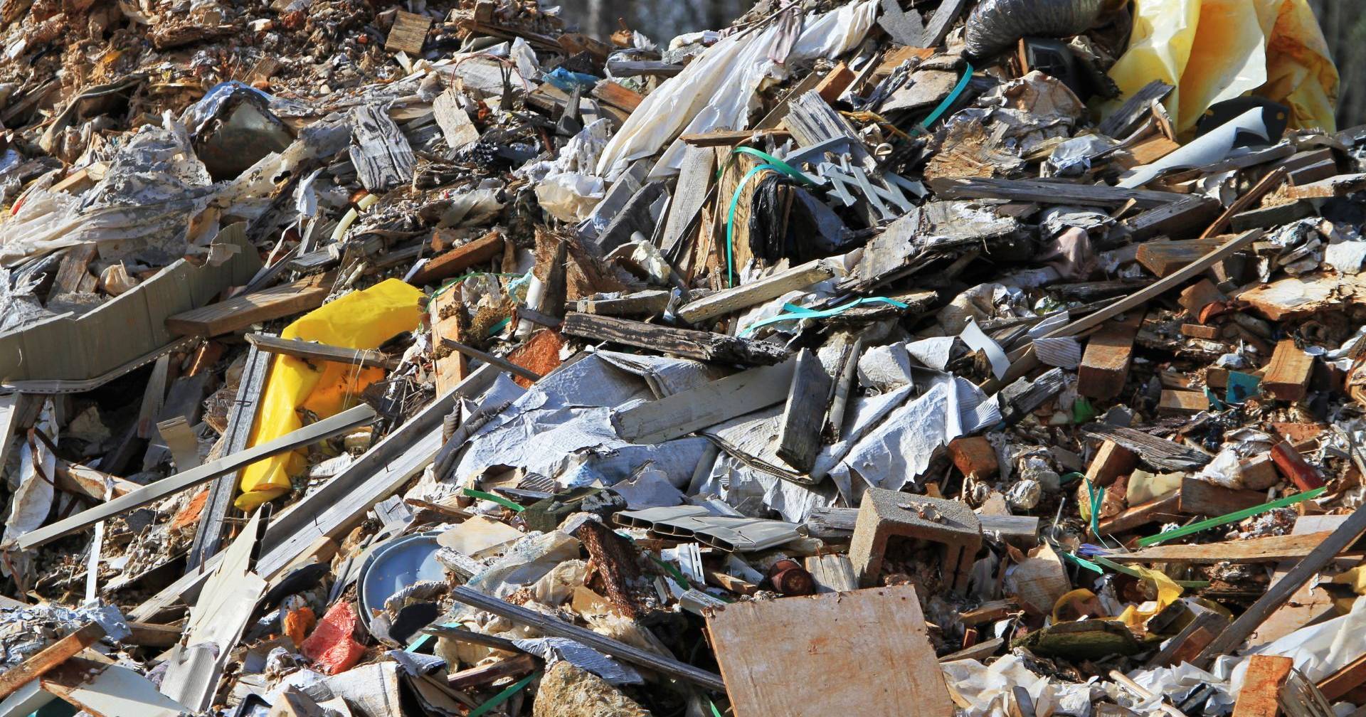 "Começamos a ouvir barulho, são os ratos": acumuladora de lixo ...