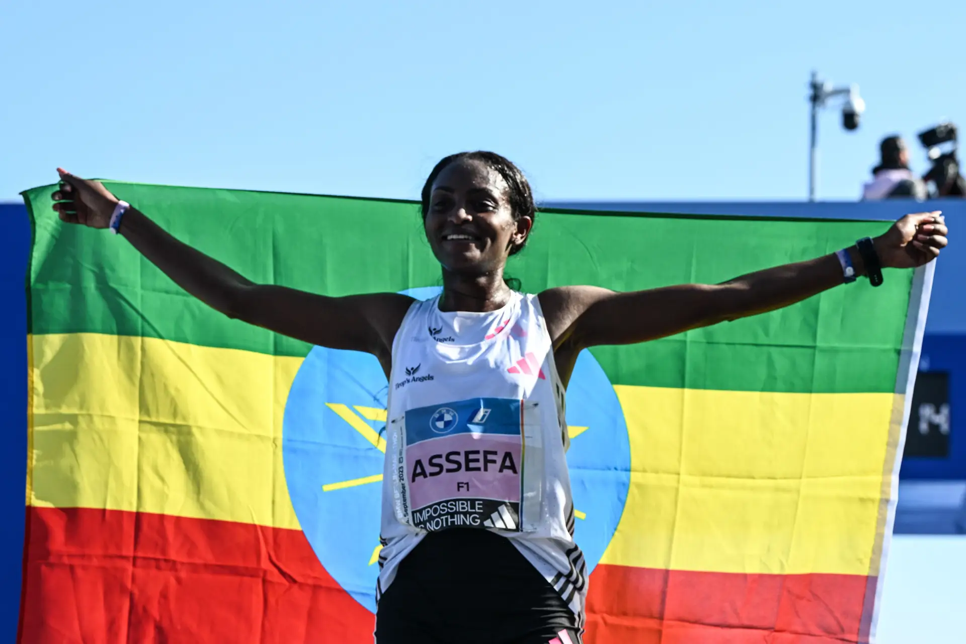 Etíope Tigst Assefa quebra recorde mundial feminino da maratona em Berlim - SIC Notícias