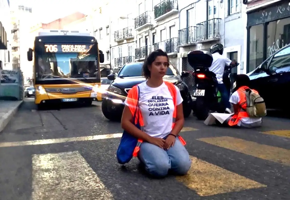 Três Ativistas Climáticos Detidos Pela Psp Por Bloquear Rua Em Lisboa