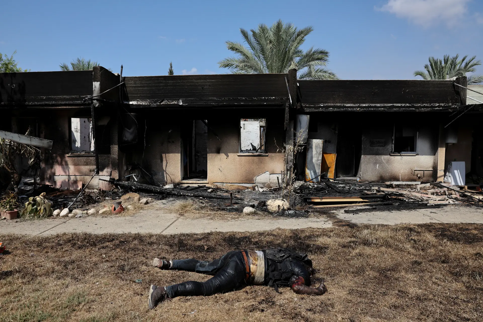 A devastação total após o massacre em Kfar Aza - SIC Notícias