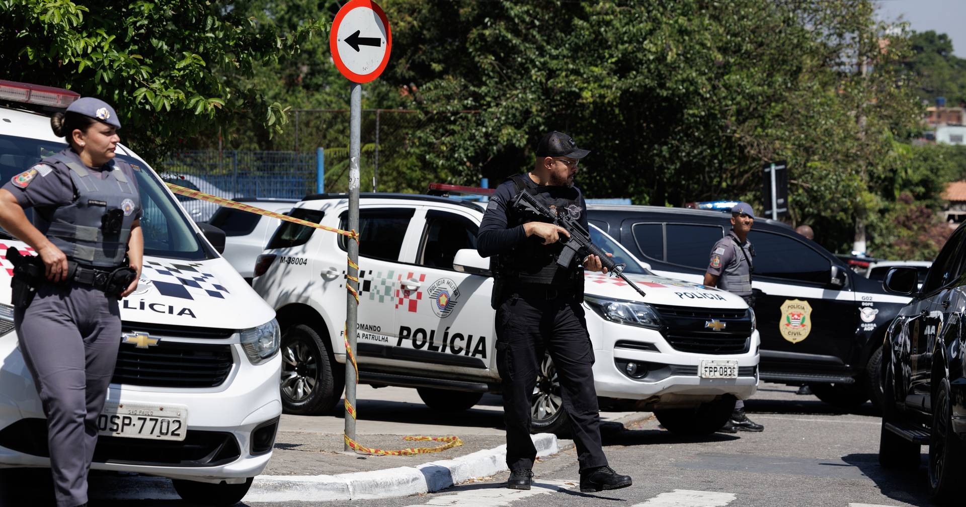 Aluno armado invade escola no Brasil e mata um estudante - SIC Notícias