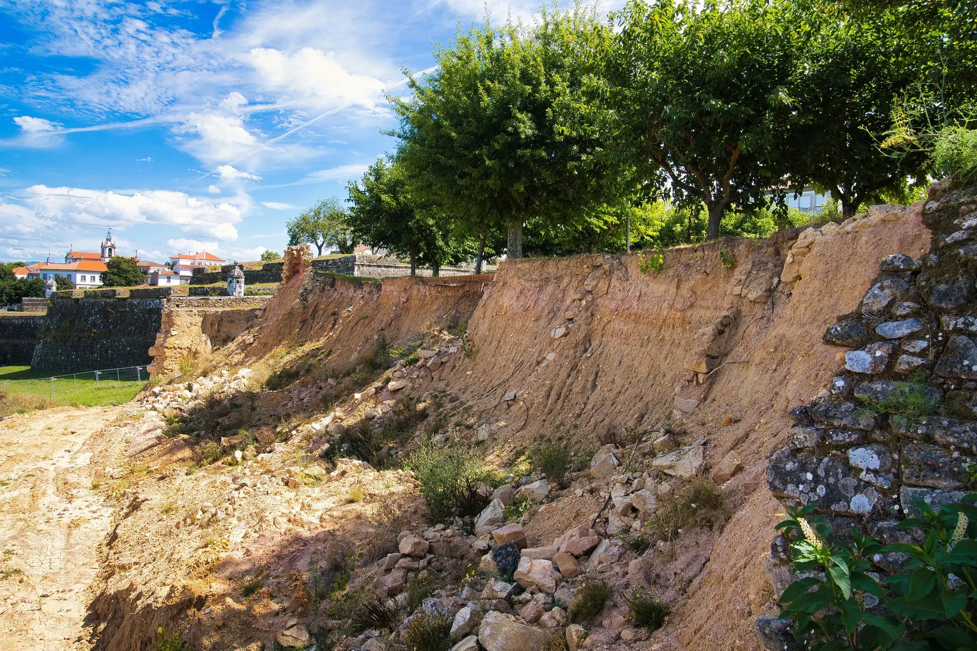 Reconstrução da muralha na Fortaleza de Valença vai custar 1,6 milhões ...
