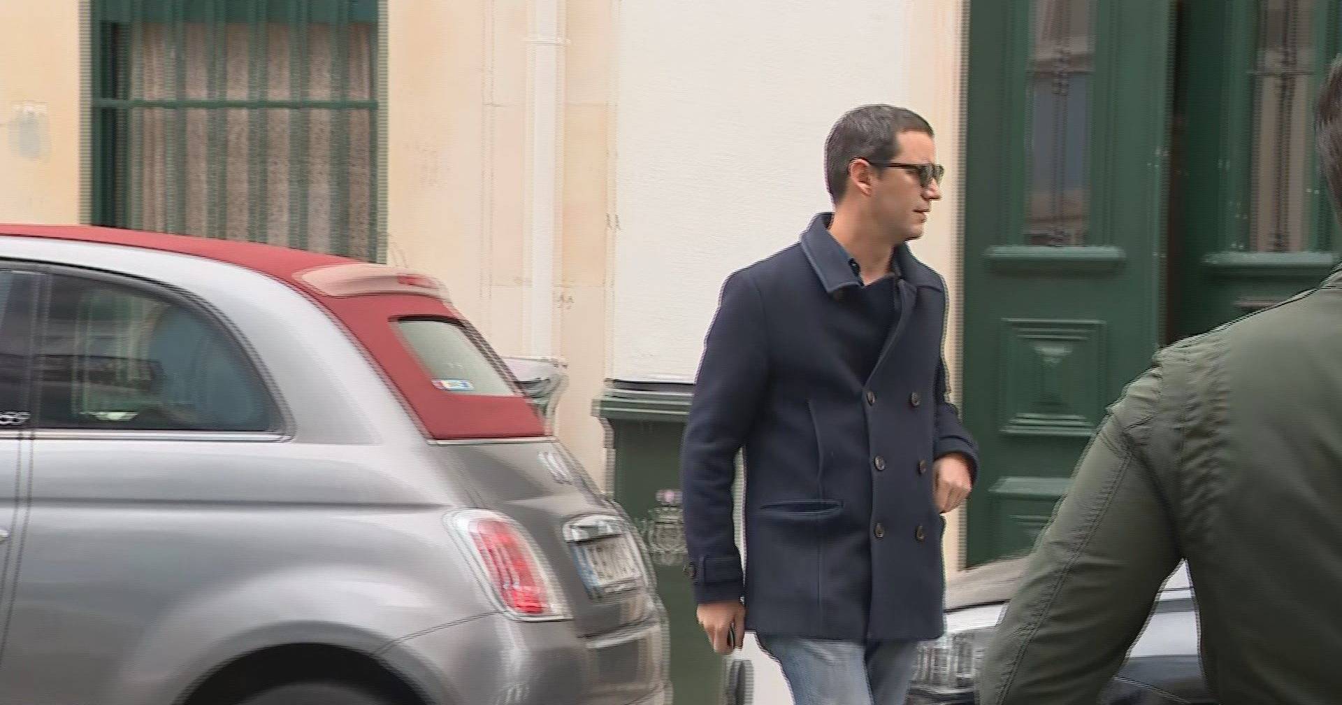 Galamba sai de casa em silêncio - SIC Notícias