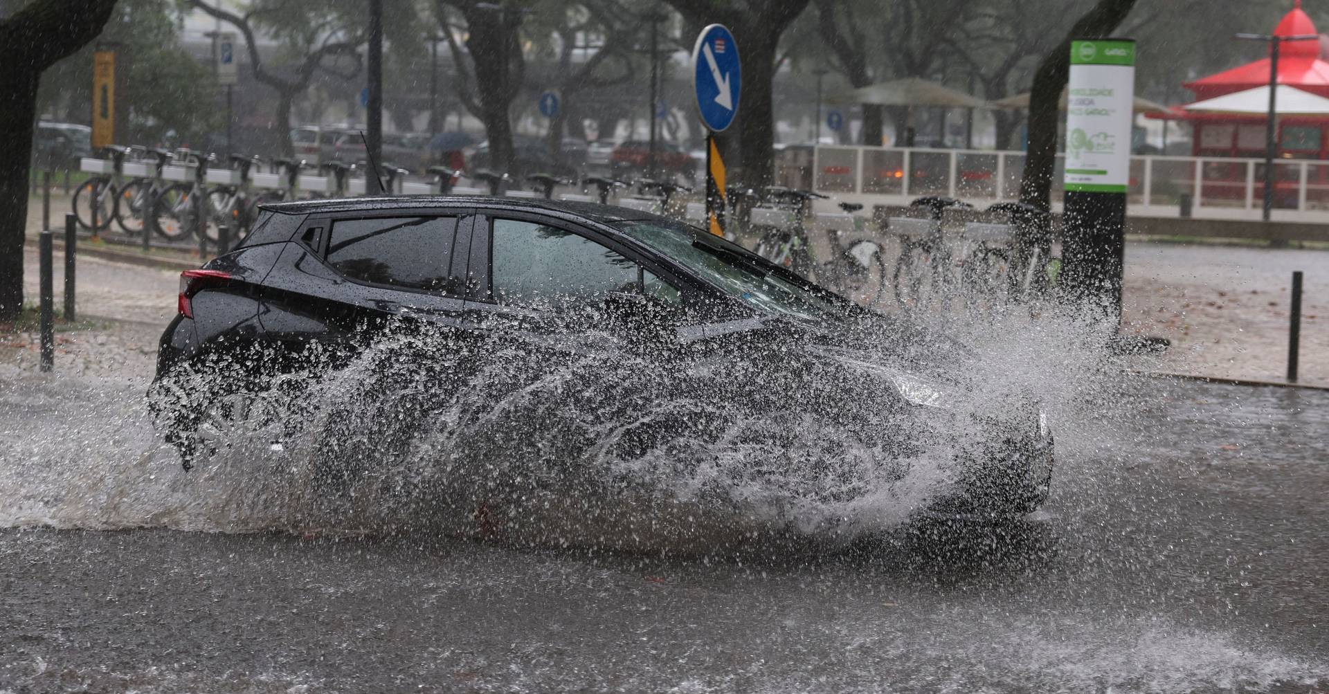 Depressão atinge todo o país com chuva e trovoada, vários distritos vão ...