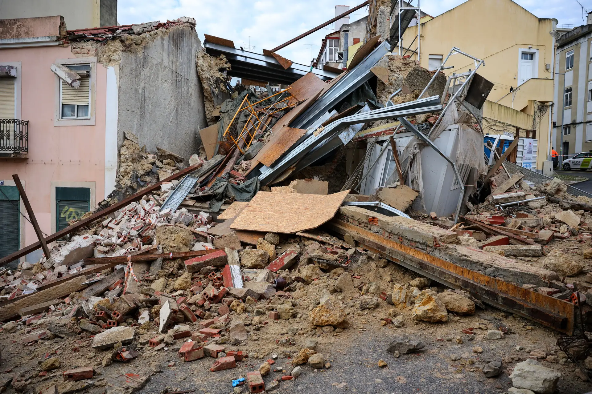 Idosos feridos após derrocada de prédio vão manter-se em observação no ...