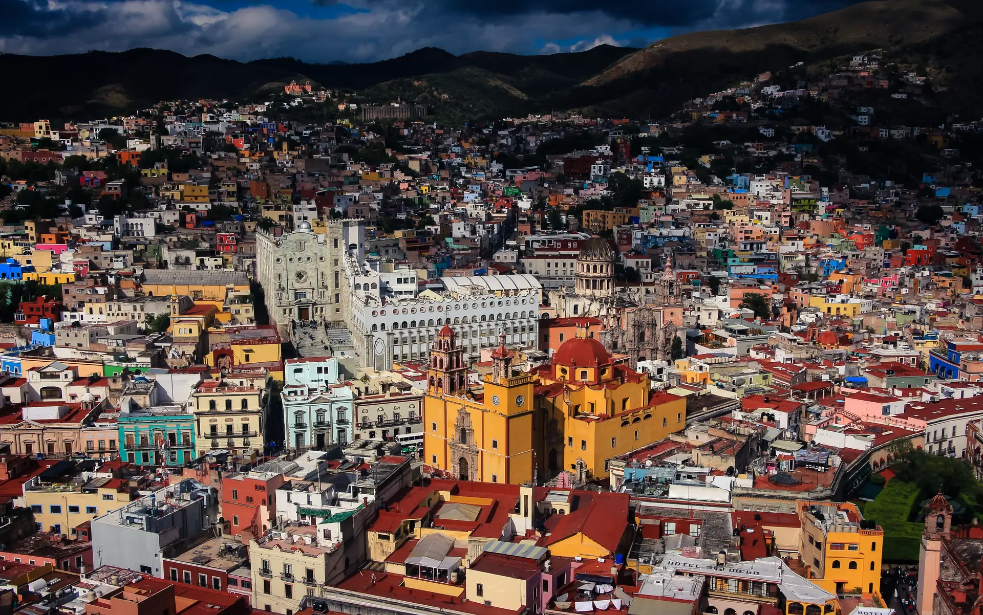 Pelo menos 12 mortos em ataque armado durante festa no México - SIC ...