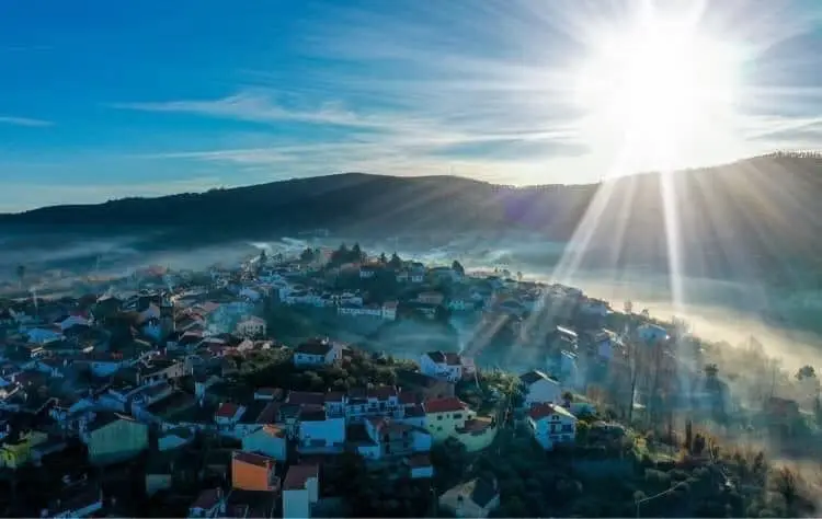 Cantar as janeiras em Alcaide, onde a força da tradição impera - SIC ...