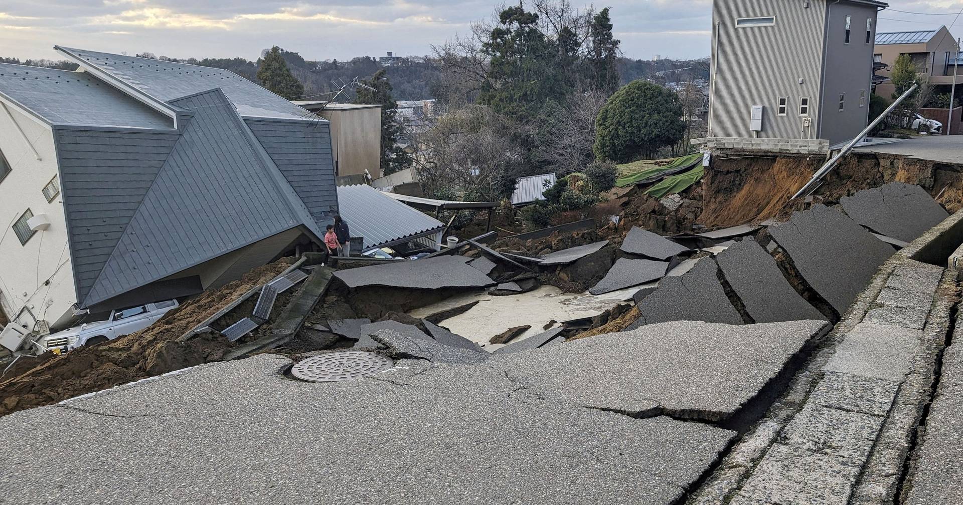 Japão: testemunhos de "pânico" durante o sismo - SIC Notícias