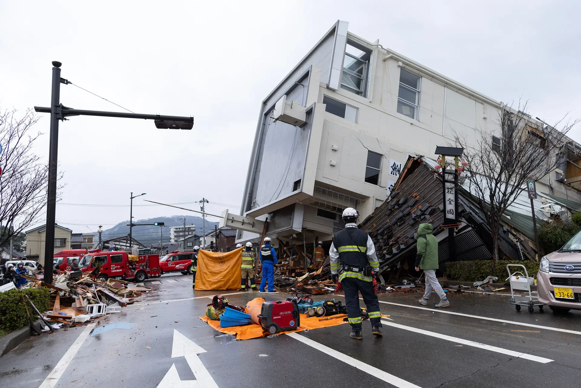 Dois dias depois do sismo no Japão, equipas de resgate tentam ainda ...