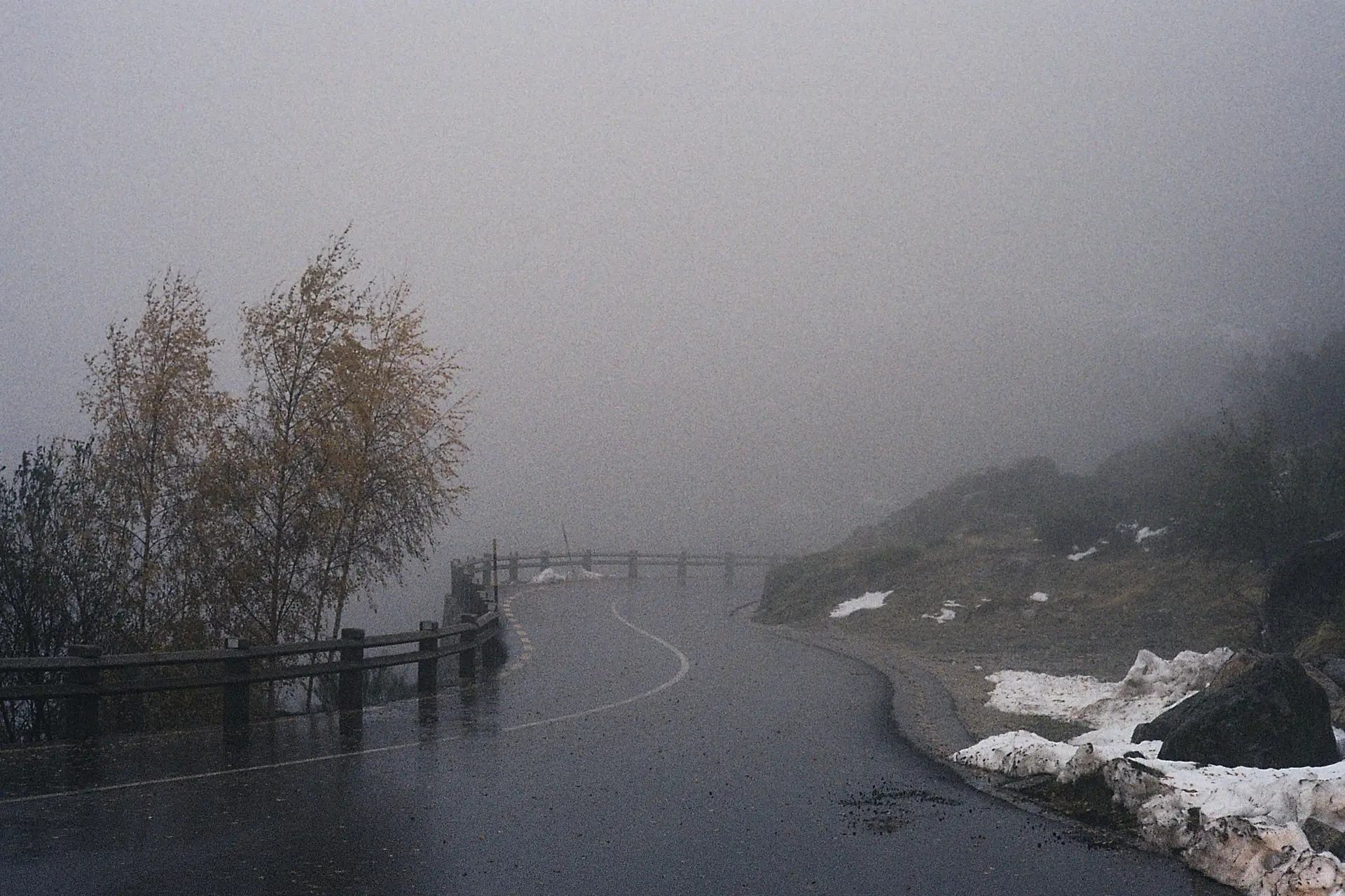Há frio e nevoeiro na Serra da Estrela, mas neve ainda é pouca - SIC ...