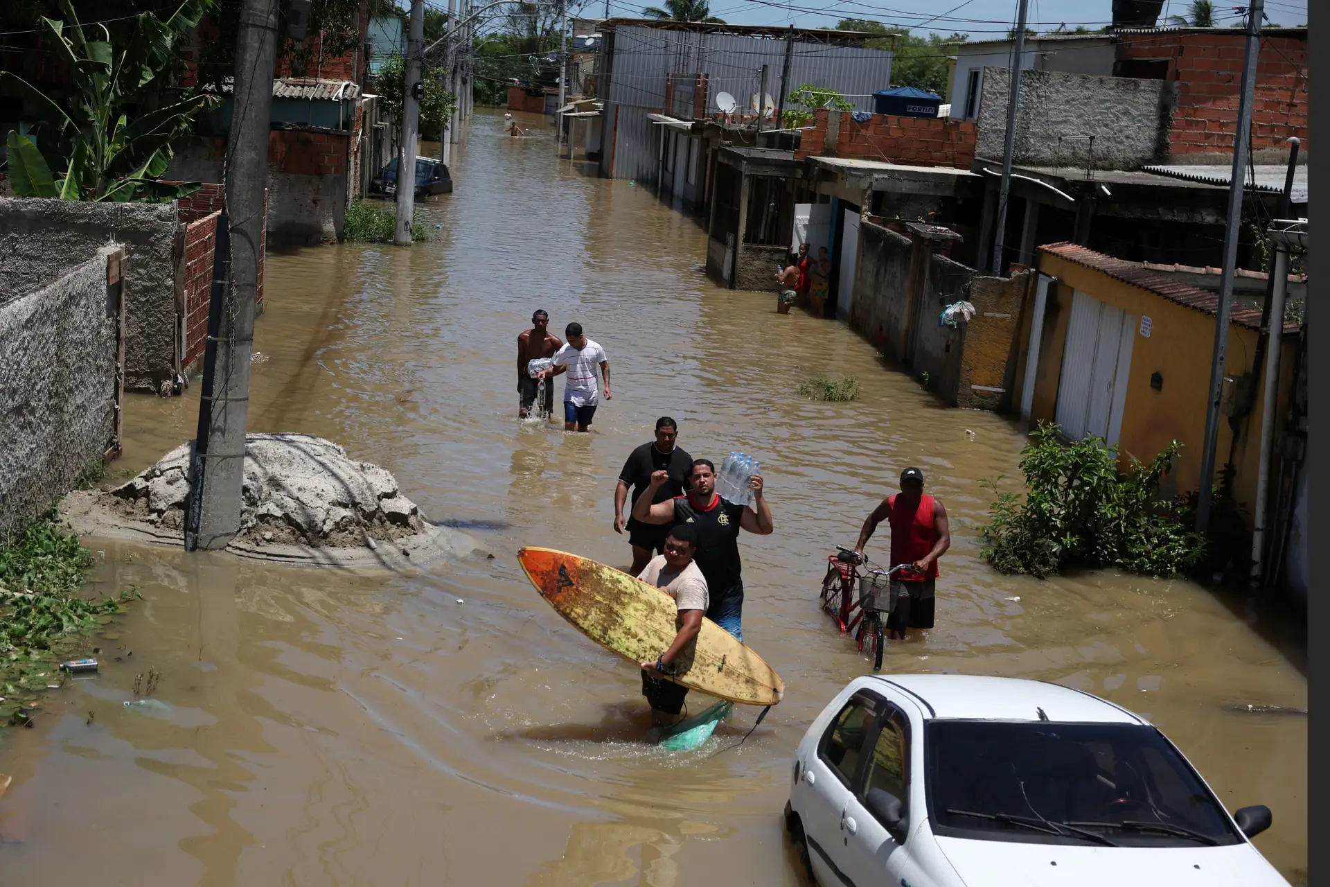 Sete cidades no Rio de Janeiro em alerta máximo por causa das cheias ...