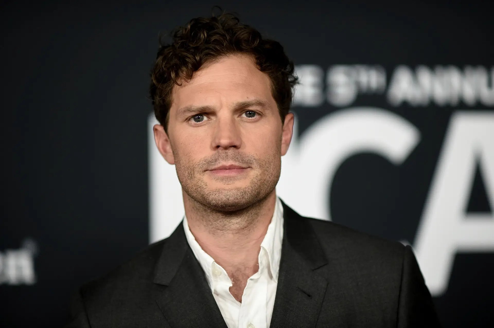 Ator Jamie Dornan apanha susto no Algarve: “Dei por mim numa ambulância ...