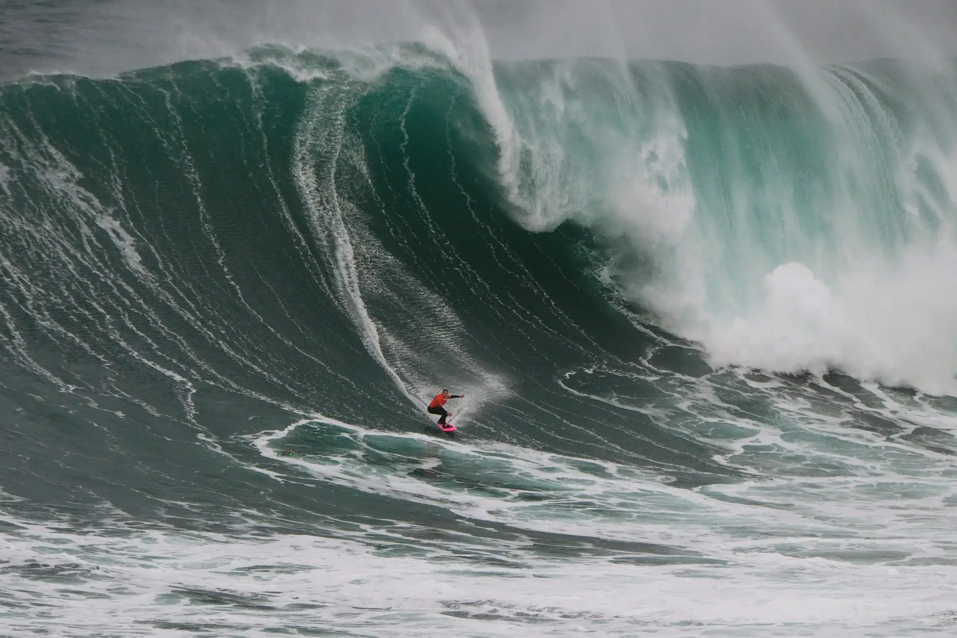 Canhão da Nazaré acorda: eis as primeiras imagens das ondas gigantes ...