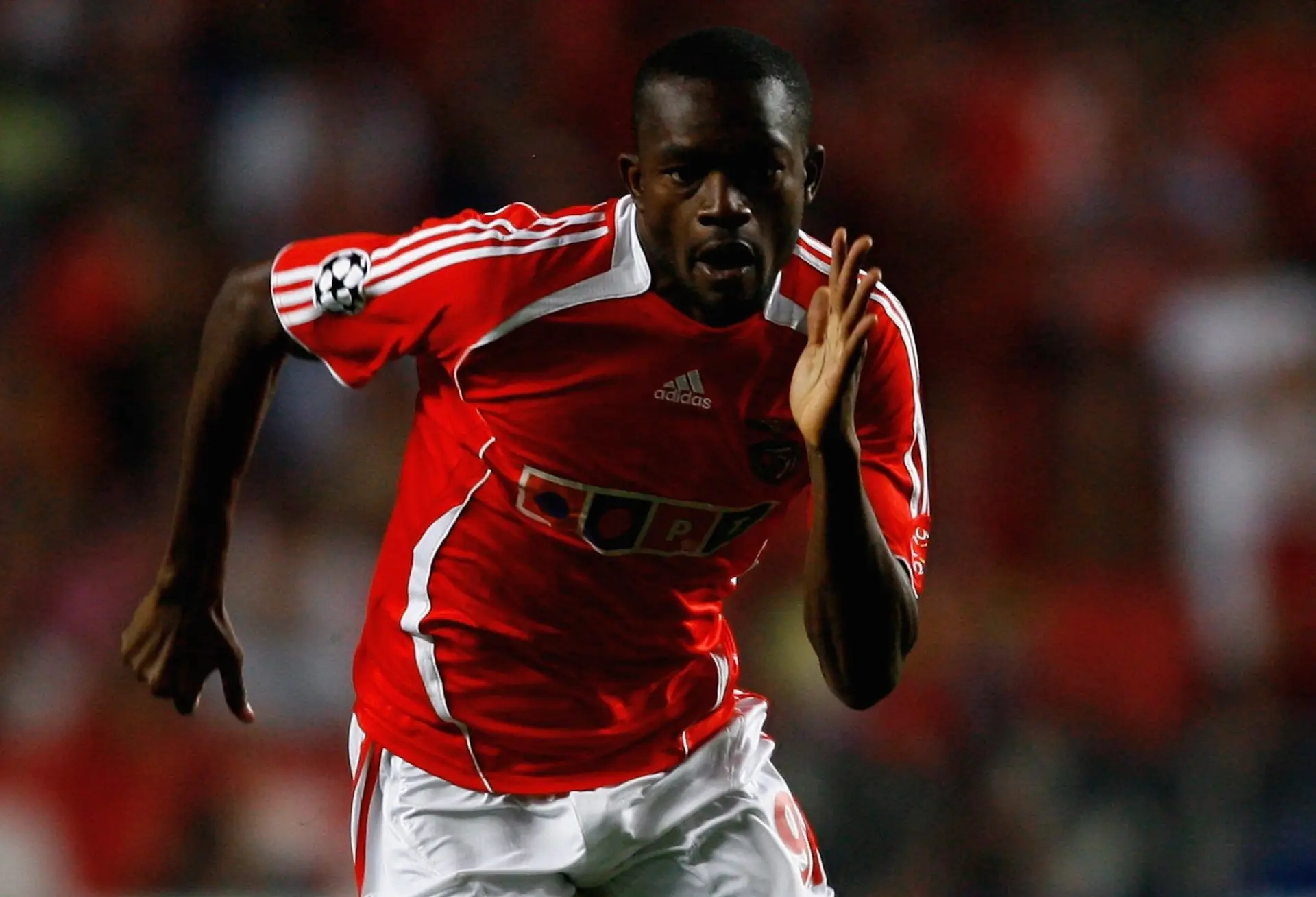 Mantorras: "Tenho um salário vitalício do Benfica. É igual ao que ...