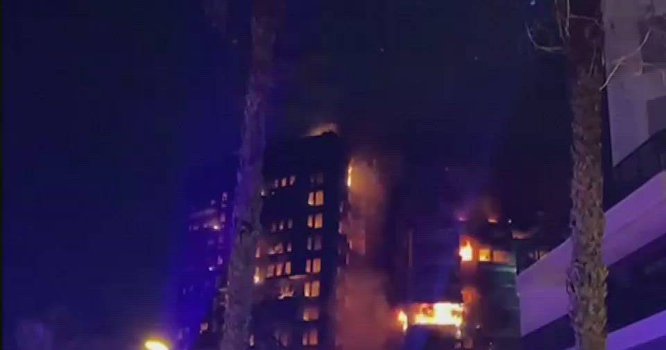 Incêndio devasta prédio de 14 andares em Valência. Veja os vídeos - SIC ...