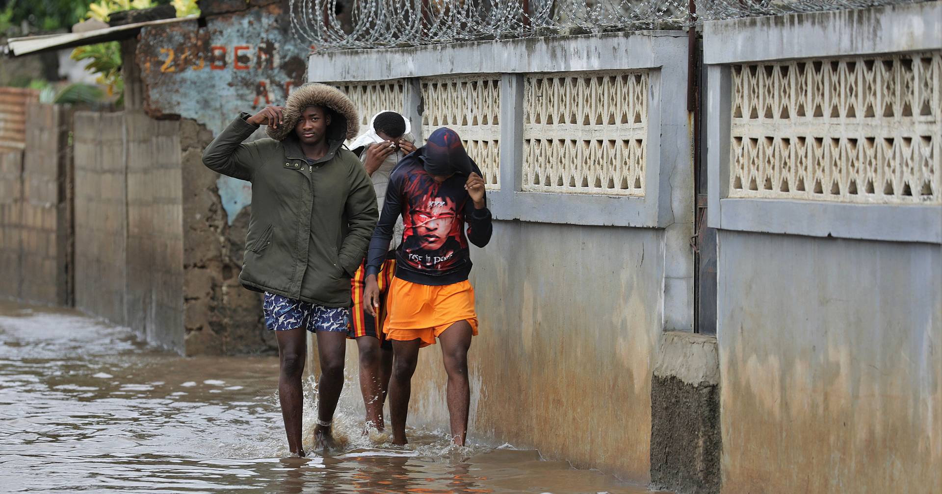 Chuva intensa deixa bairros de Maputo alagados - SIC Notícias